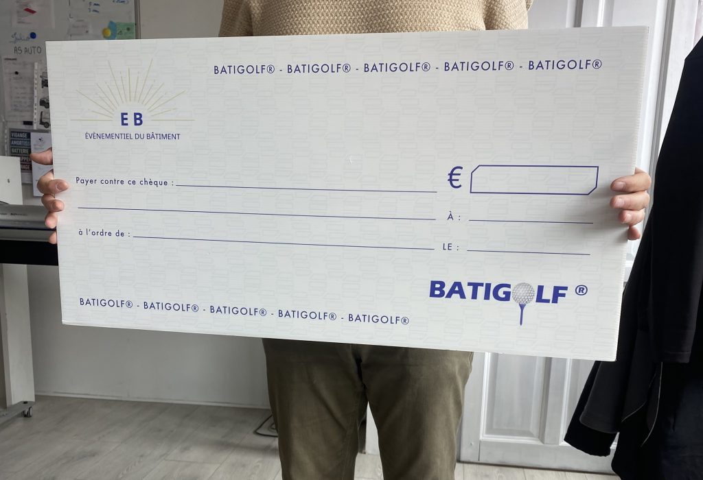 Chèque géant personnalisé en carton (faux chèque) - LEONARD DIJON